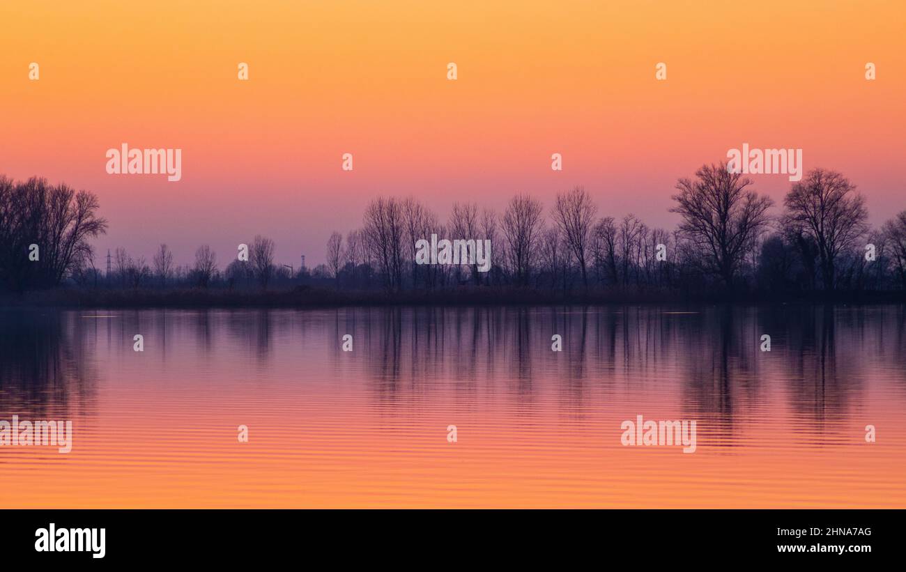 mantova tramonto lago superiore Stock Photo - Alamy