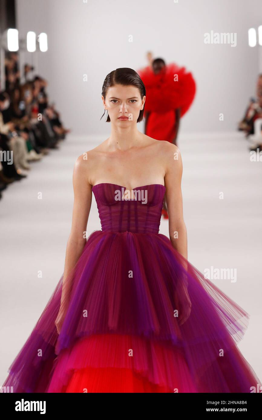 Model Valerie Scherzinger walks on the runway at the Carolina Herrera ...