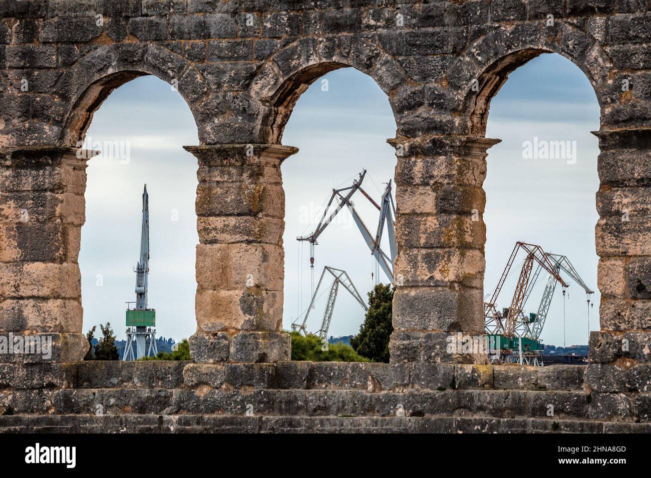 Ancient roman building crane hi-res stock photography and images - Alamy