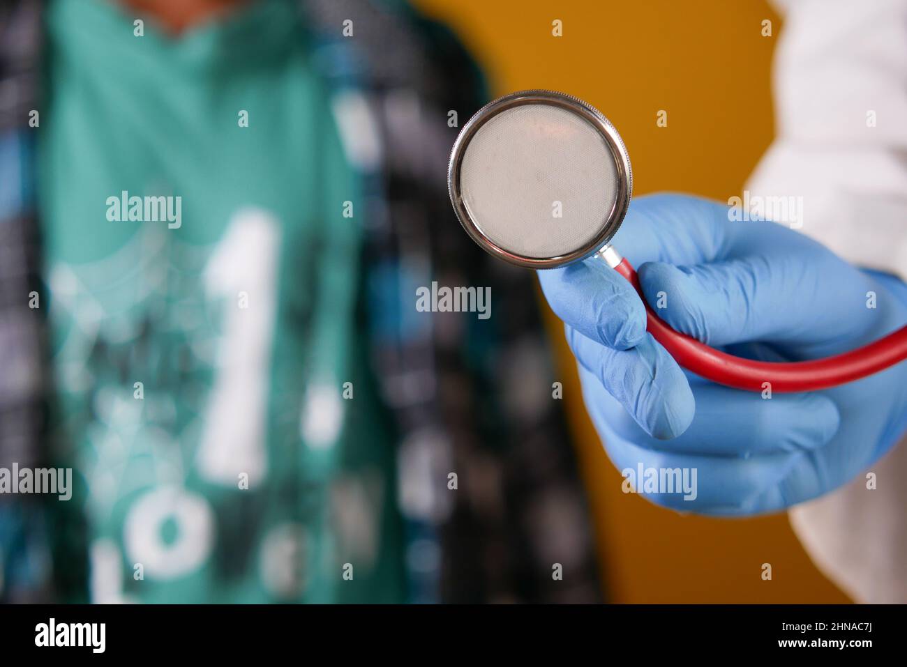 Doctor using a stethoscope hi-res stock photography and images - Alamy