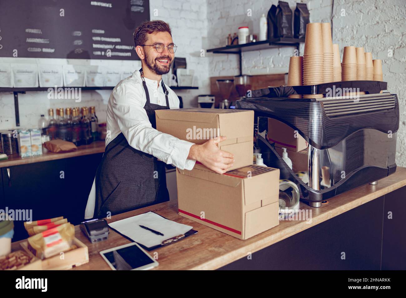 Packaging delivery worker hi-res stock photography and images - Alamy