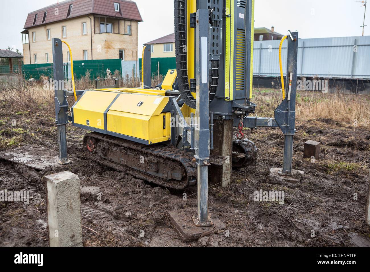 Piling rig hi-res stock photography and images - Alamy