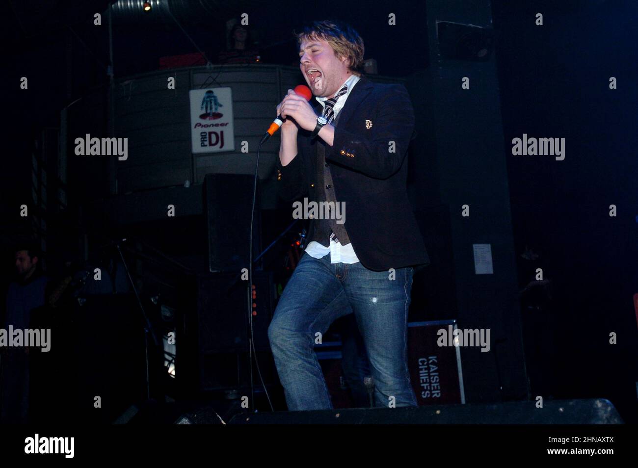 Nick hodgson kaiser chiefs hi-res stock photography and images - Alamy