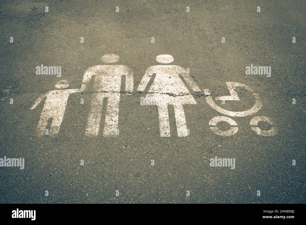 Family parking sign hi-res stock photography and images - Alamy