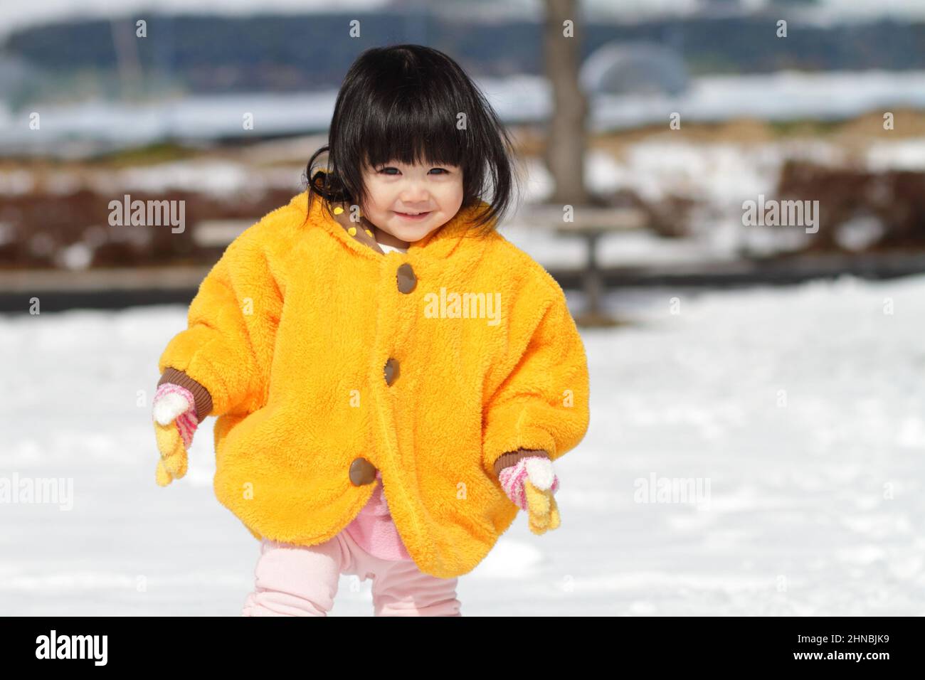 Child and snow and coat hi-res stock photography and images - Alamy