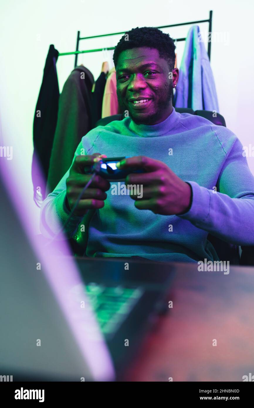 Man playing arcade game hi-res stock photography and images - Alamy