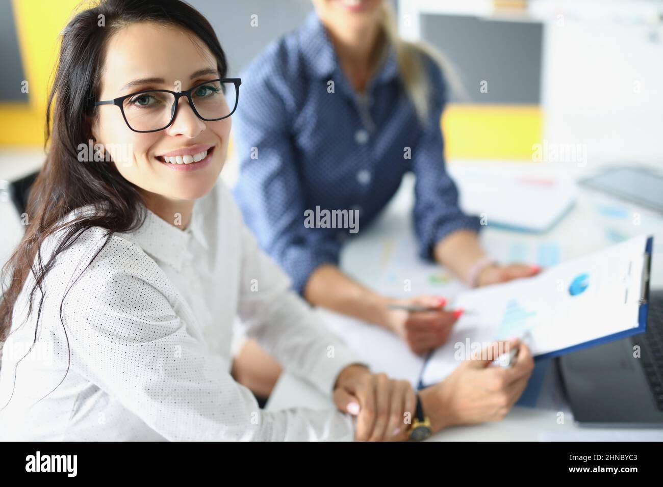 Beautiful female office employee desktop hi-res stock photography and ...