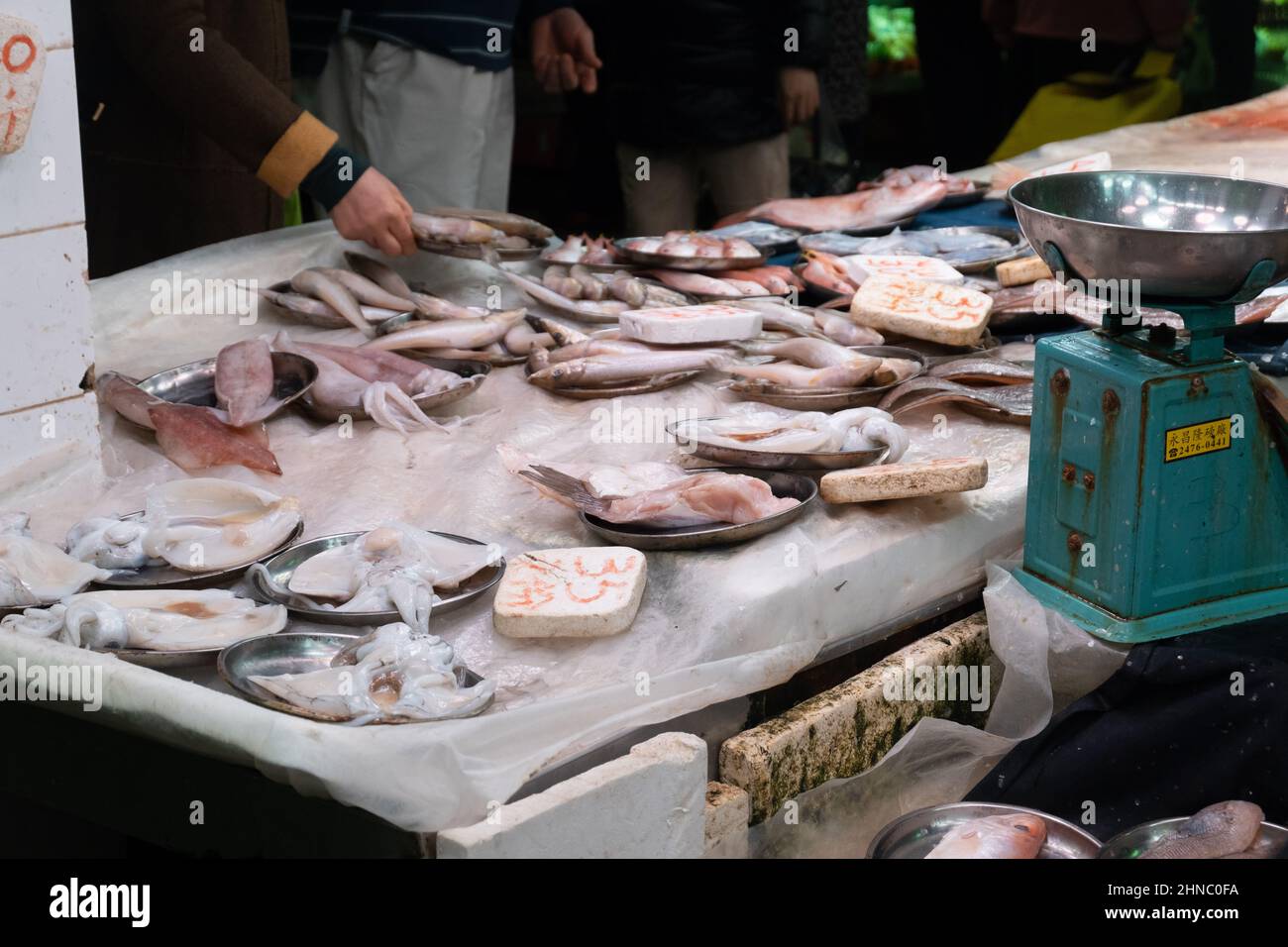 Fresh fish on metal trays at market in Hong Kong Stock Photo - Alamy