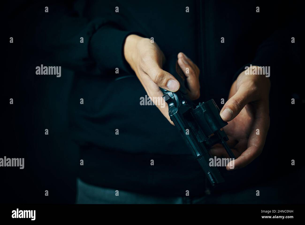 Close up of man reloading revolver Stock Photo - Alamy