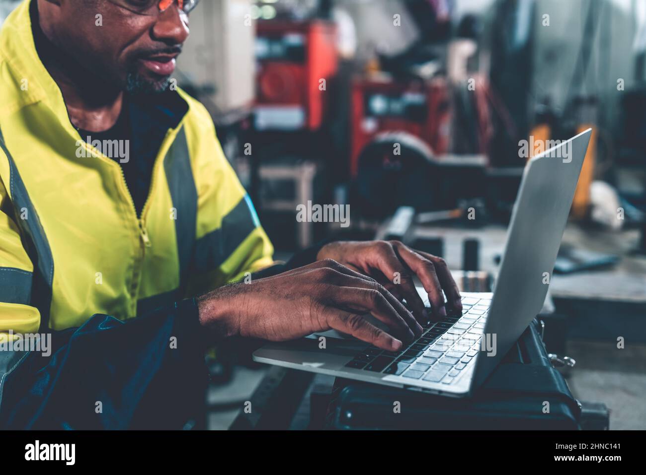 Industrial worker computer training hi-res stock photography and images ...