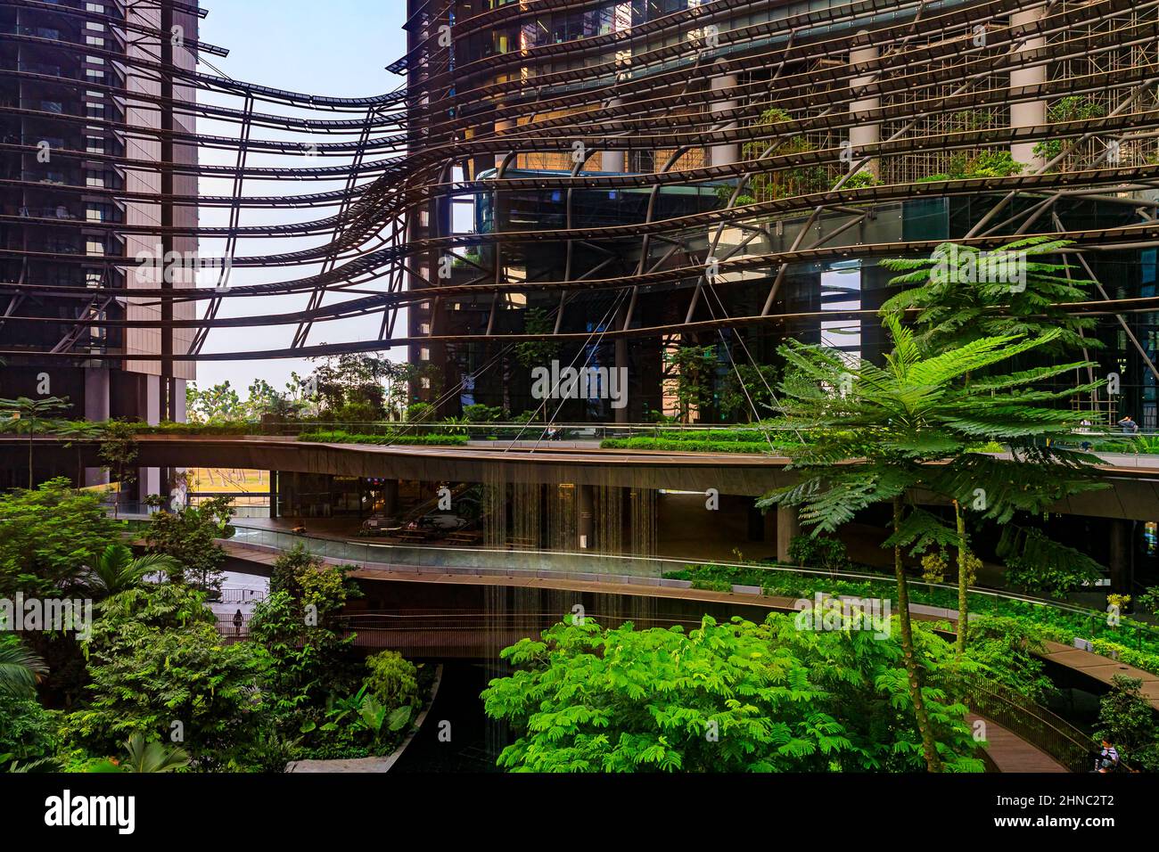 Commercial building courtyard hi-res stock photography and images - Alamy