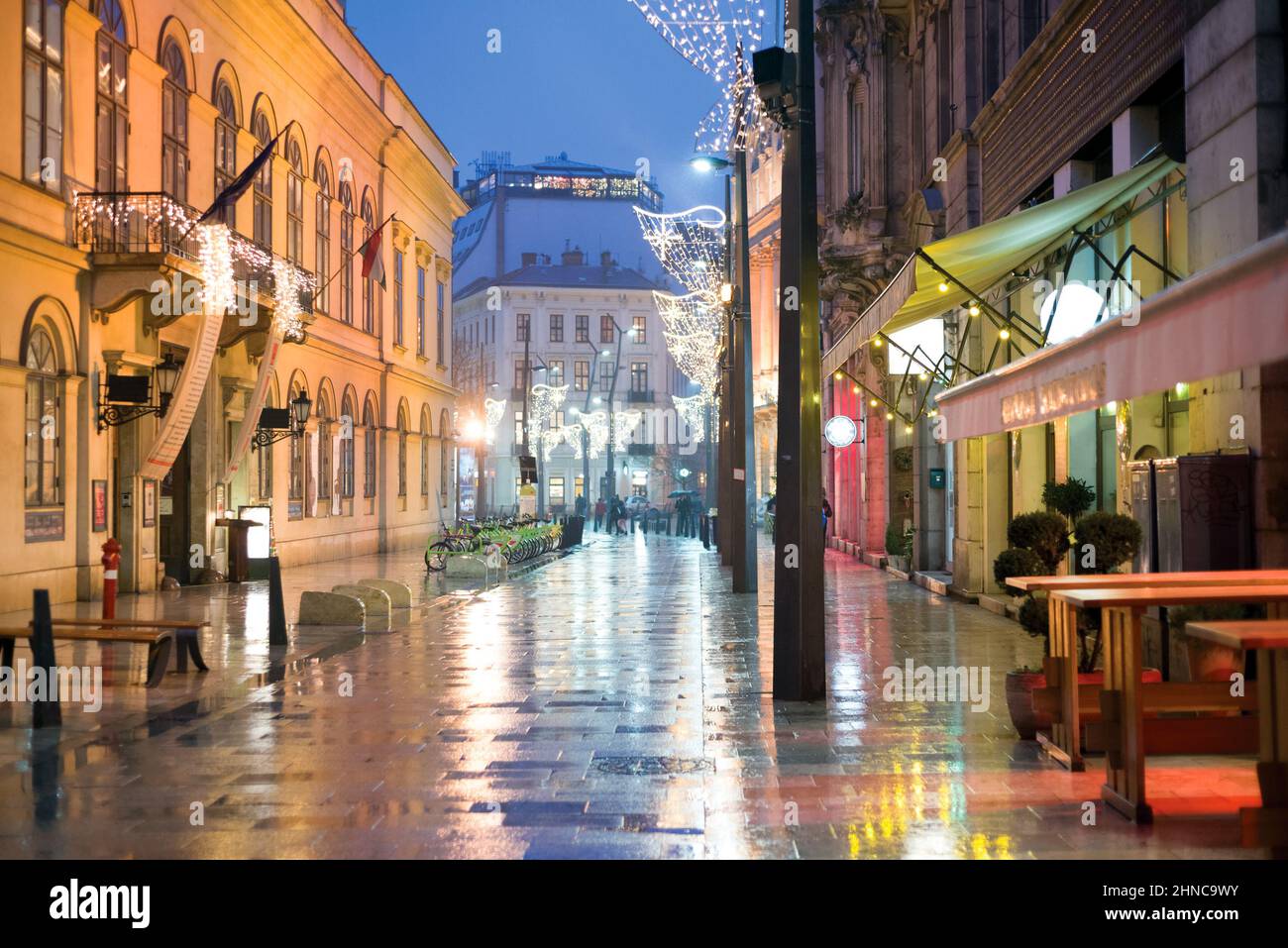 Rain by night hi-res stock photography and images - Alamy
