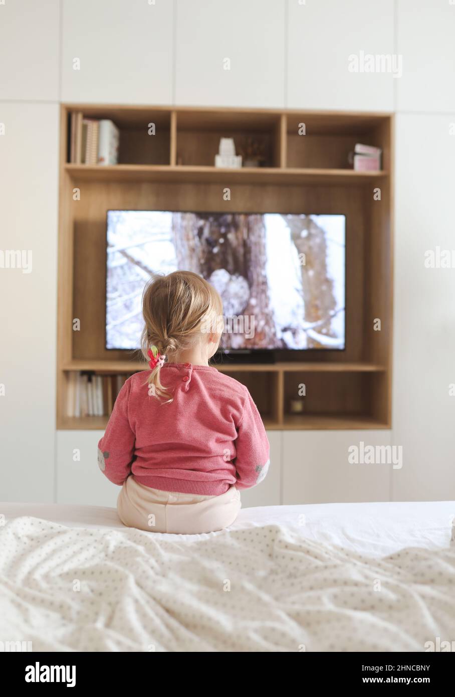 Child watch tv hi-res stock photography and images - Alamy