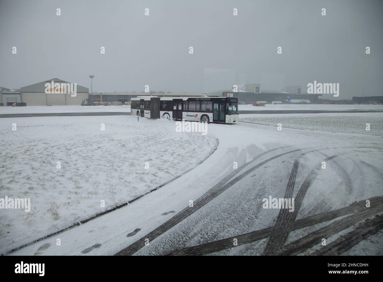 Bus stuck hi-res stock photography and images - Alamy