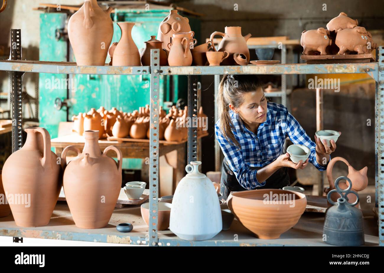 Female potter in pottery studio Stock Photo - Alamy