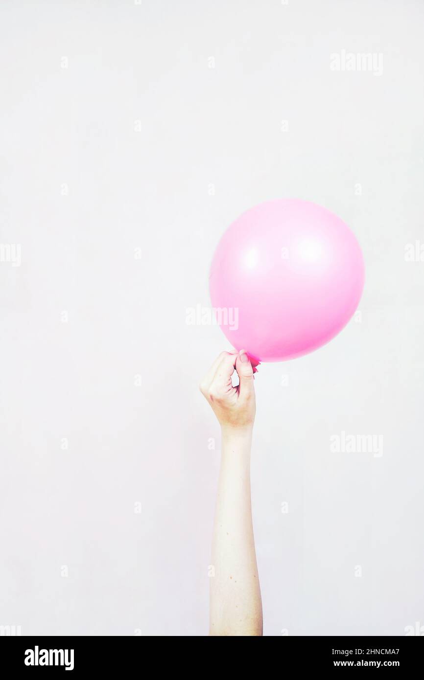 Hand holding a balloon Stock Photo - Alamy