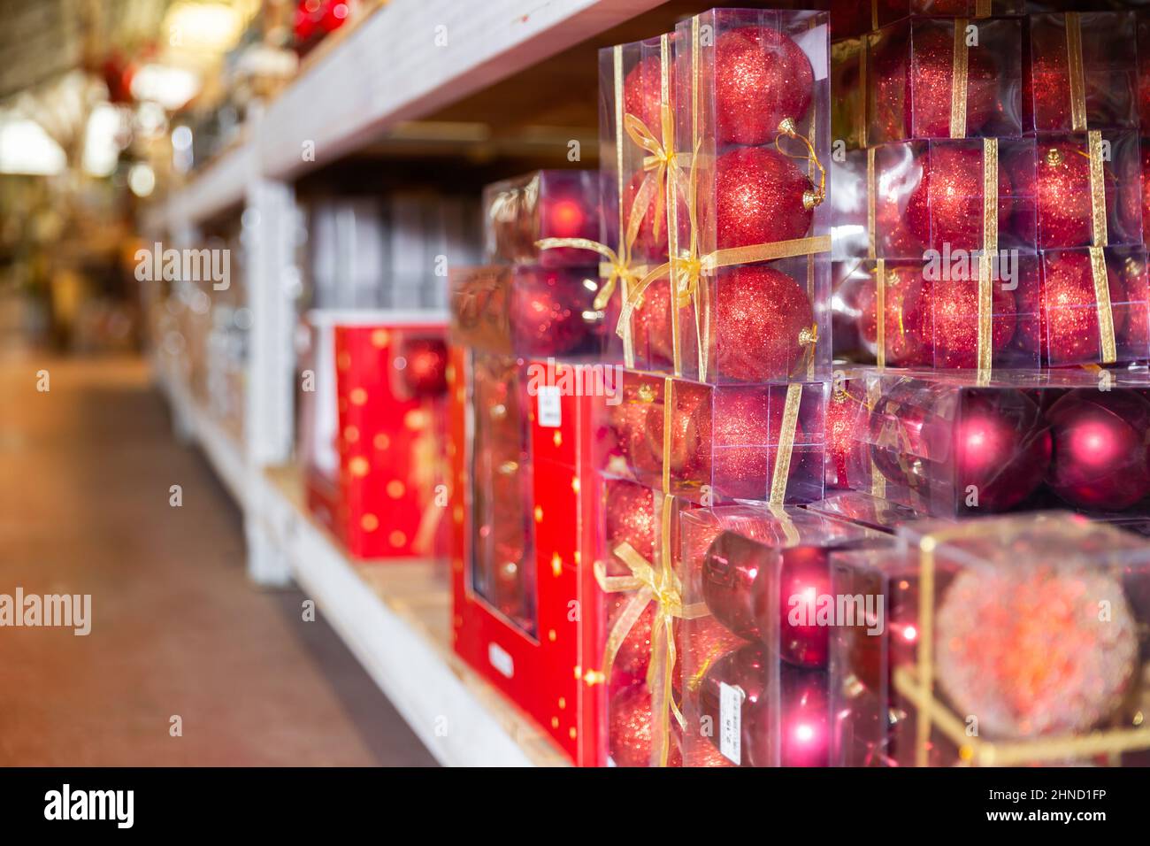 Packaging boxes with red Christmas baubles on supermarket shelves Stock ...