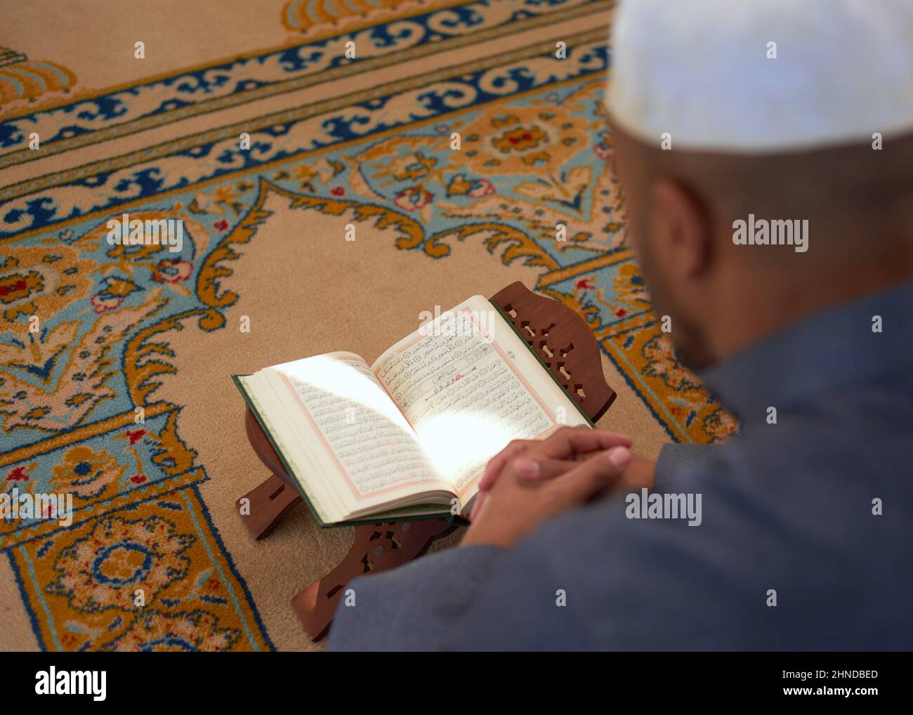 Overhead view of a Muslim man reading the Quran Stock Photo - Alamy