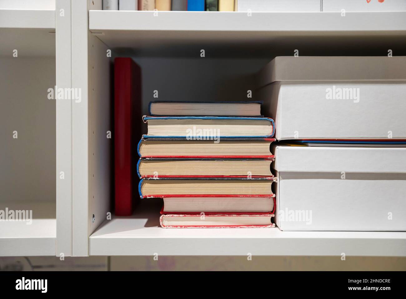 Row of textbooks hi-res stock photography and images - Alamy