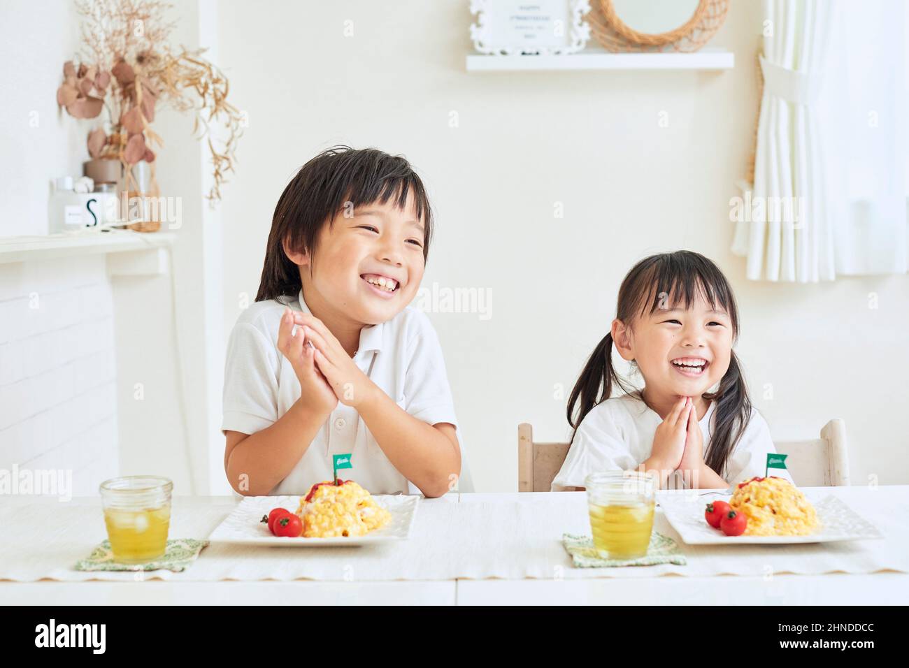 Japanese Brother And Sister Eating Stock Photo - Alamy
