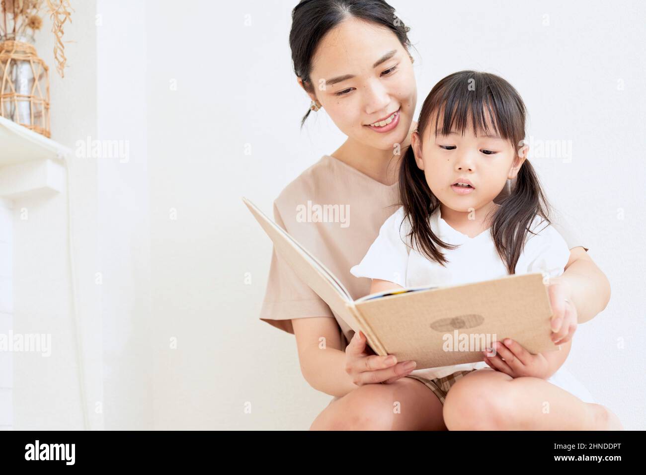 Japanese Girl Reading A Picture Book Stock Photo - Alamy