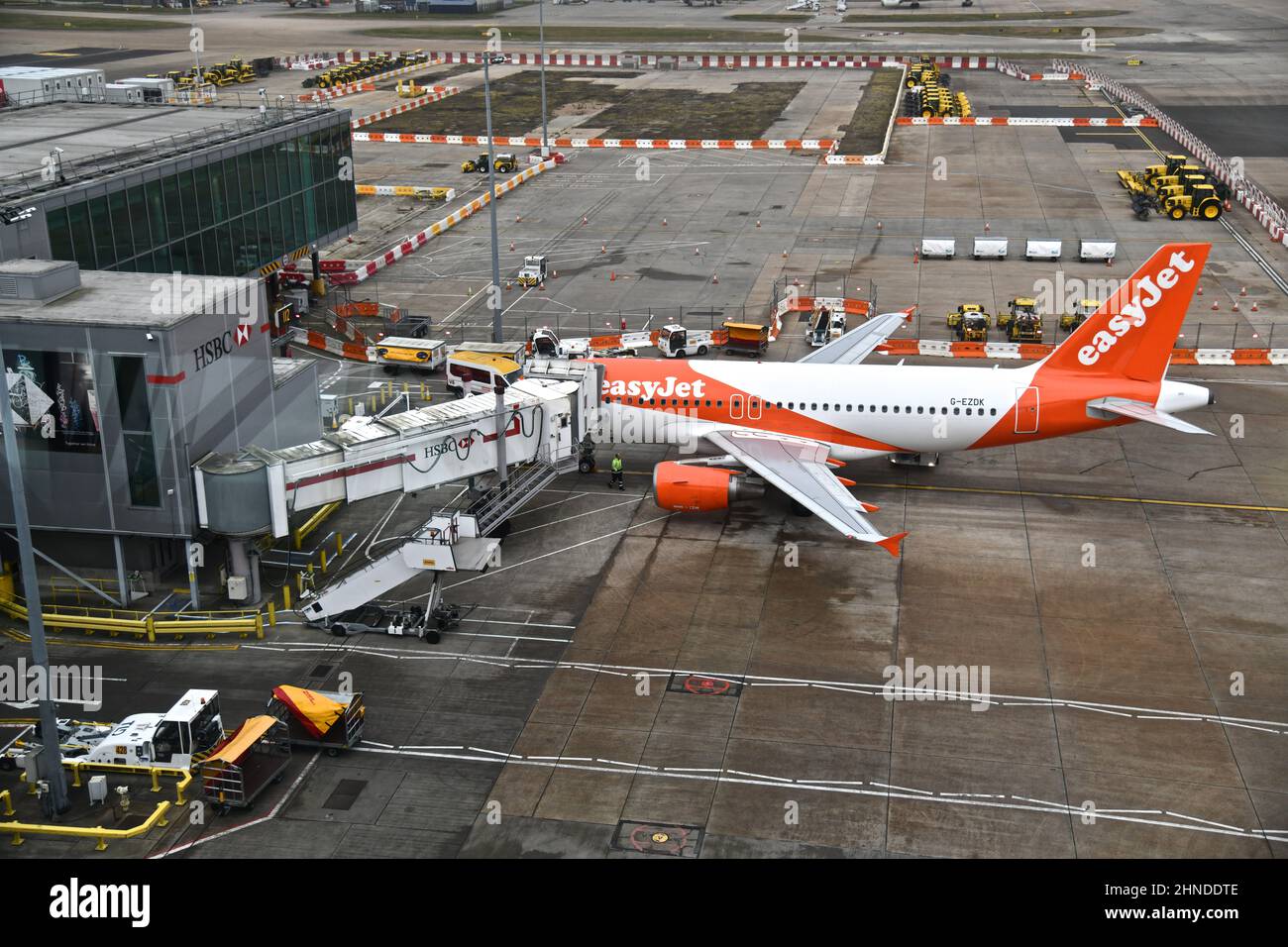 EasyJet plane at airport with passenger tunnel attached Stock Photo - Alamy