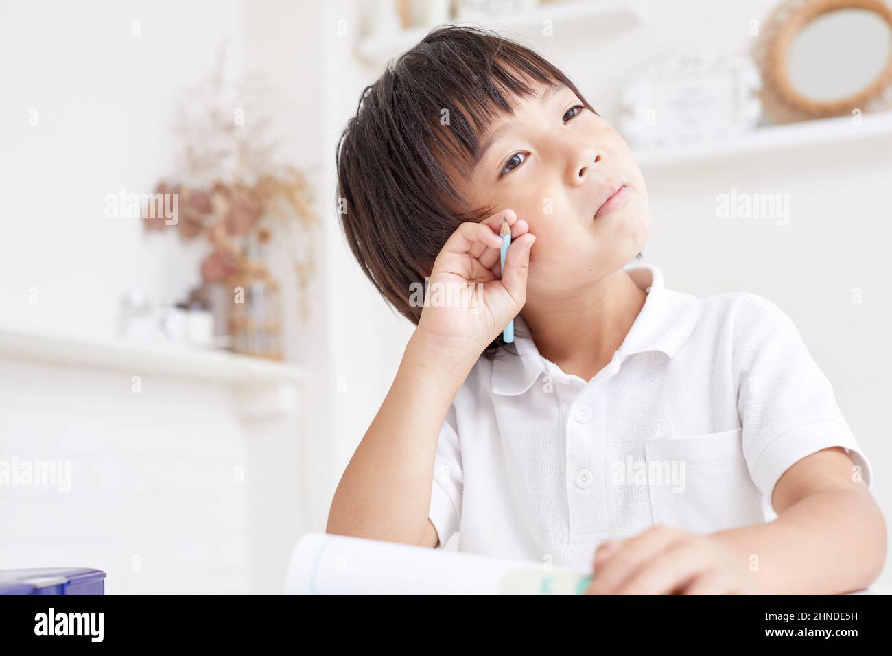 Japanese kids thinking hi-res stock photography and images - Alamy