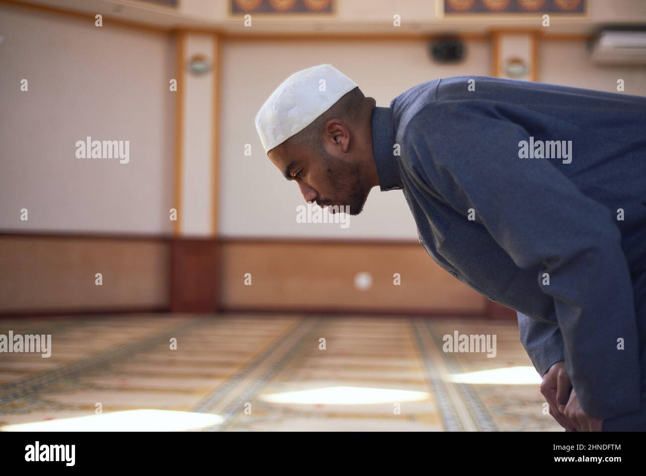 Man bowing hi-res stock photography and images - Alamy