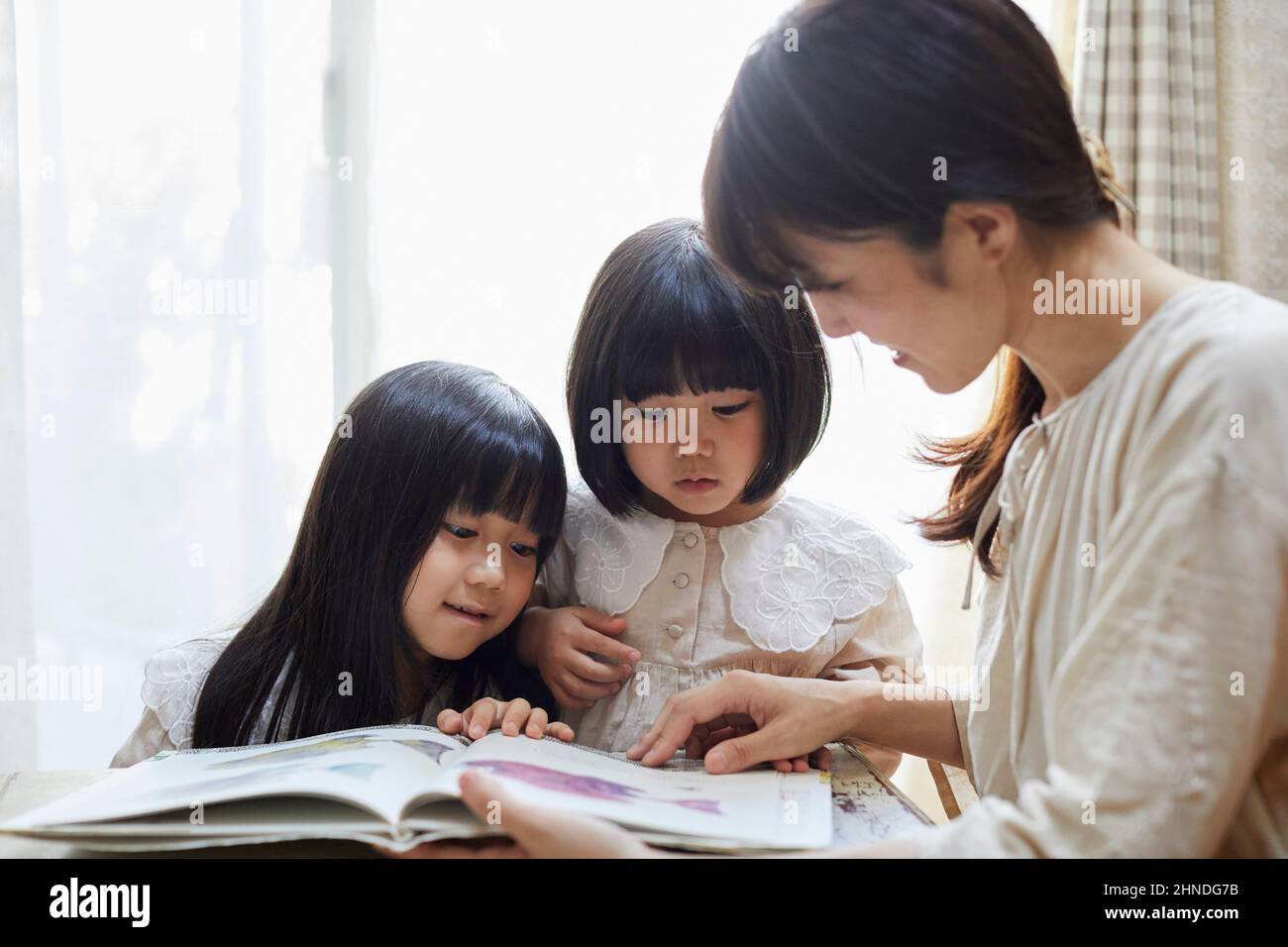 Adult telling story children hi-res stock photography and images - Alamy