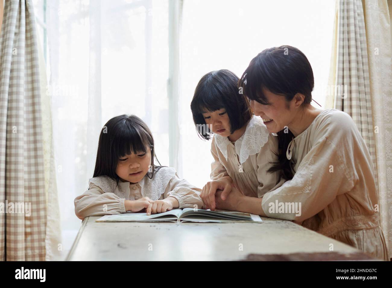 Japanese Parents And Children Reading Books Stock Photo - Alamy