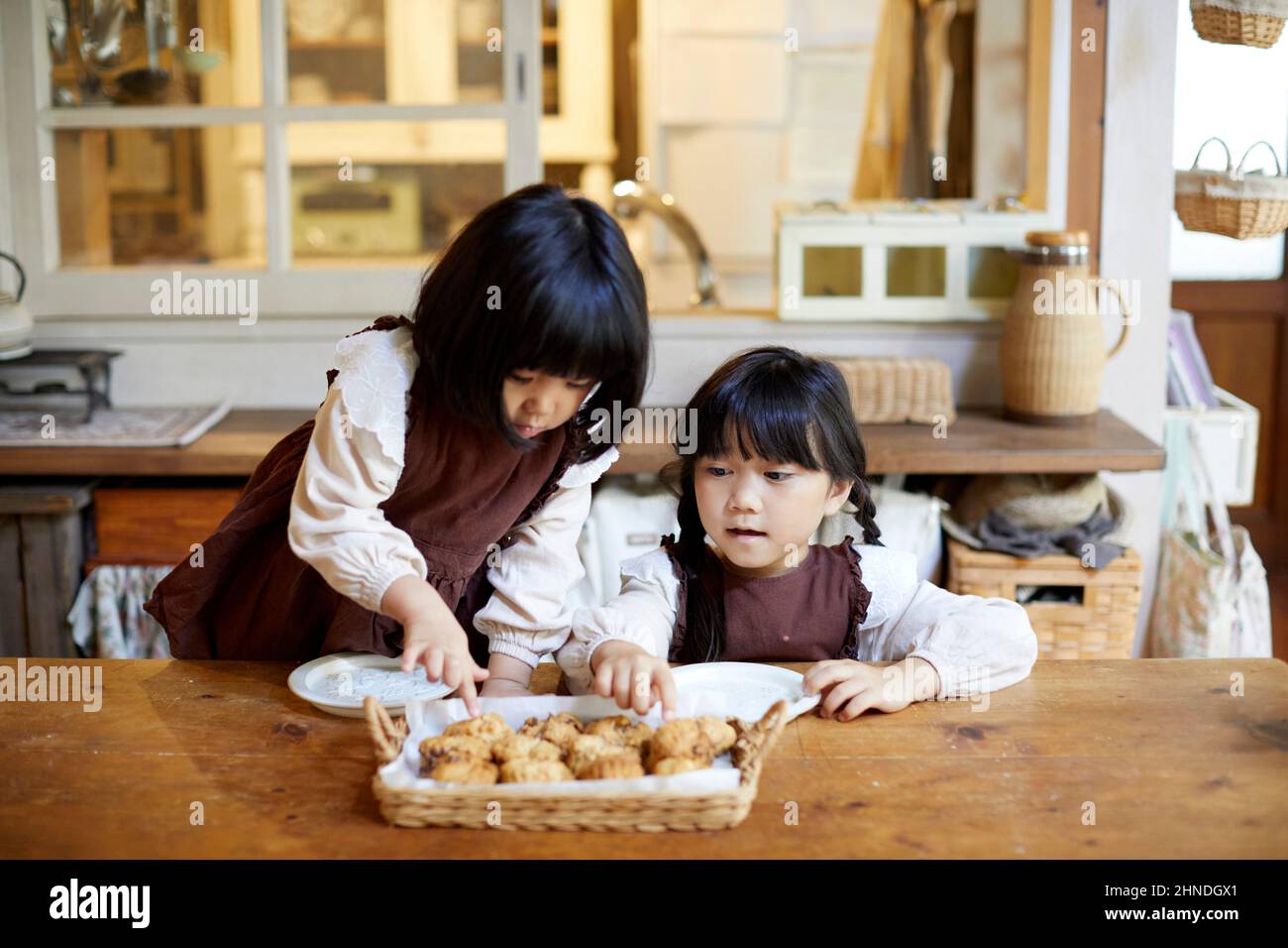 Japanese Sisters Eating A Snack Stock Photo - Alamy