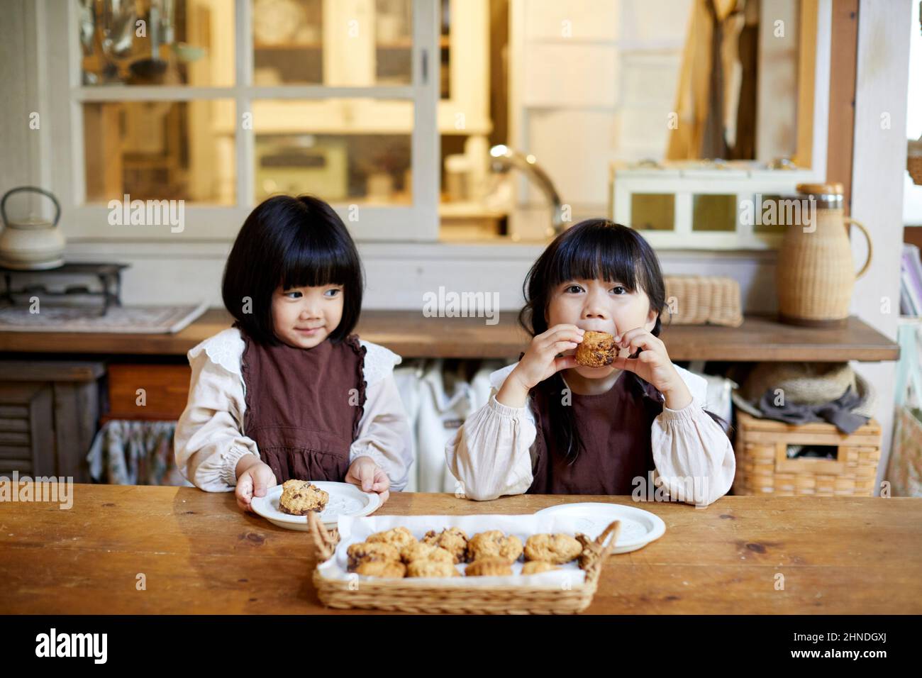 Japanese Sisters Eating A Snack Stock Photo - Alamy