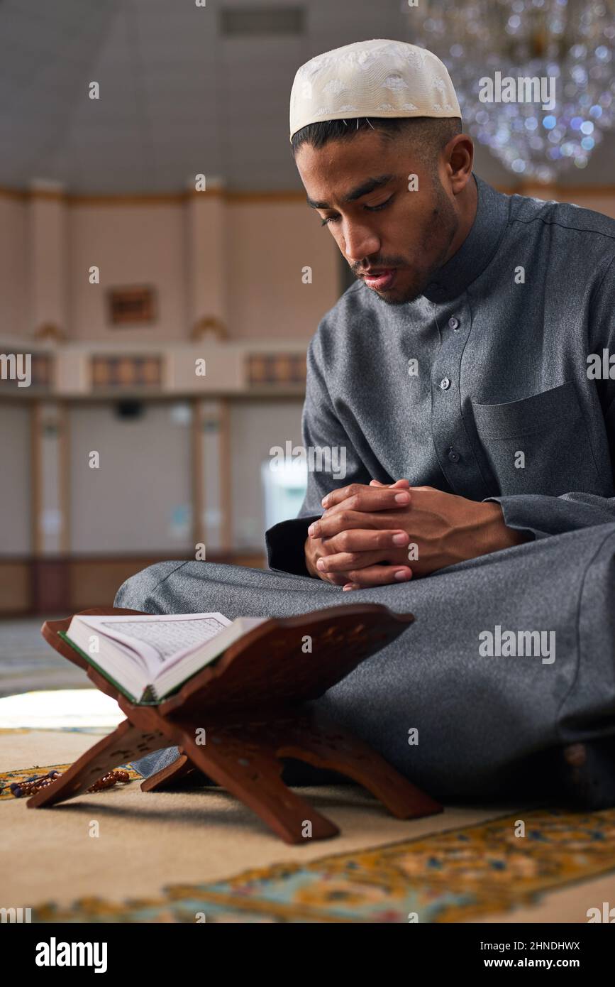 Muslim man reading quran hi-res stock photography and images - Alamy