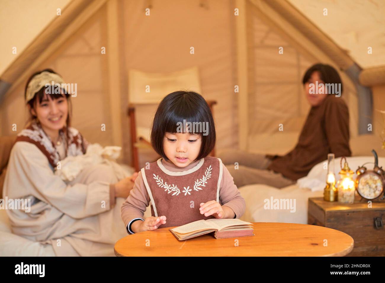 Japanese Girl Reading Stock Photo - Alamy