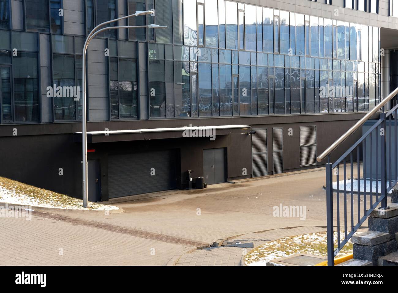 Office building entrance exterior hi-res stock photography and images ...