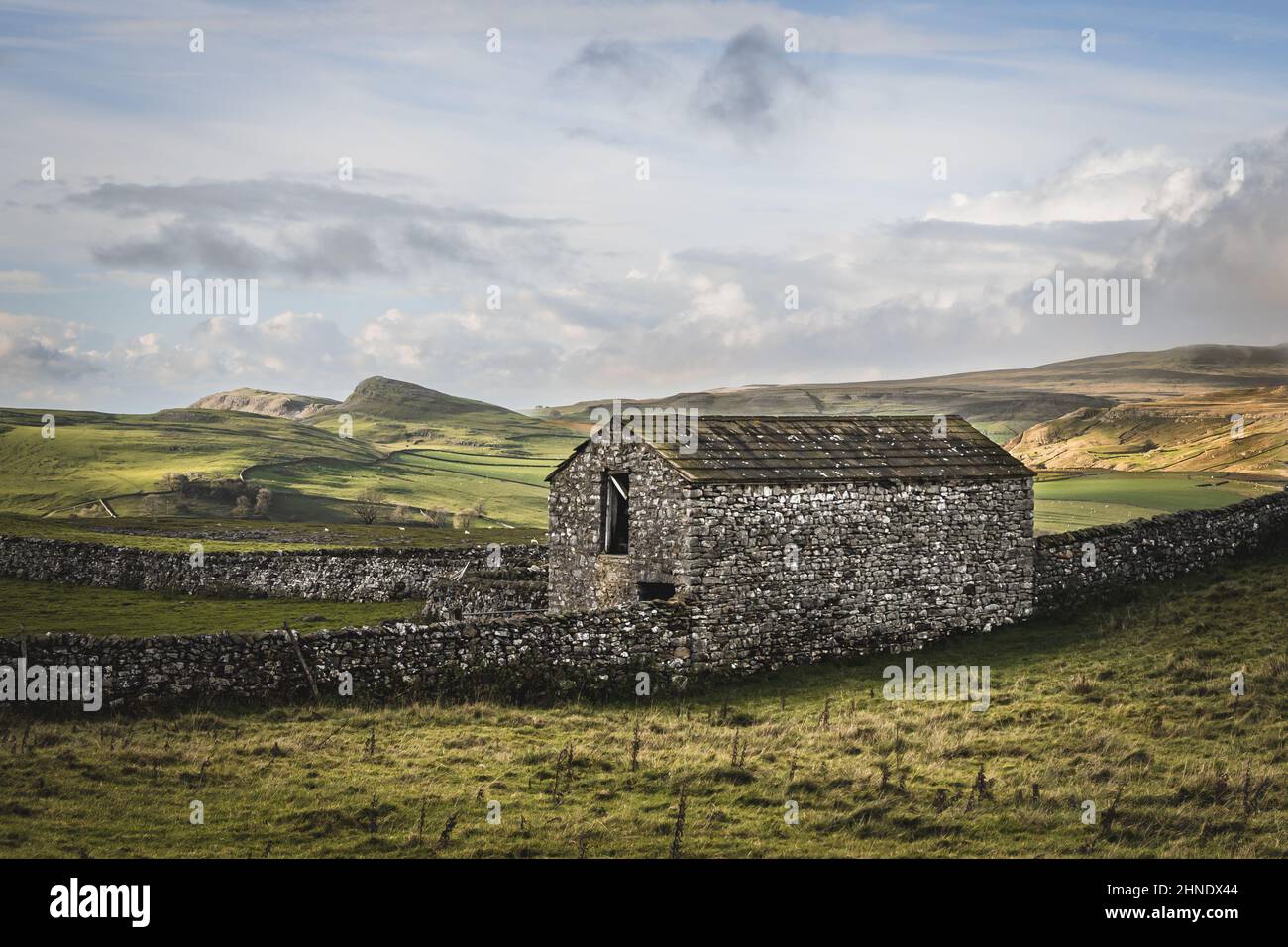 Typical Yorkshire Dales stone barn Stock Photo - Alamy