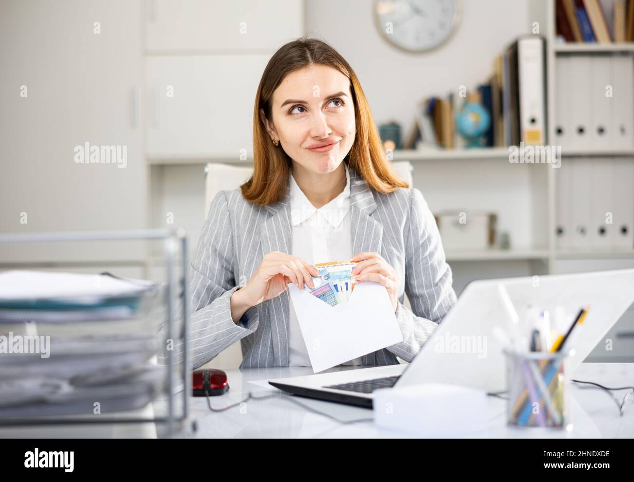 Wage packet hi-res stock photography and images - Alamy