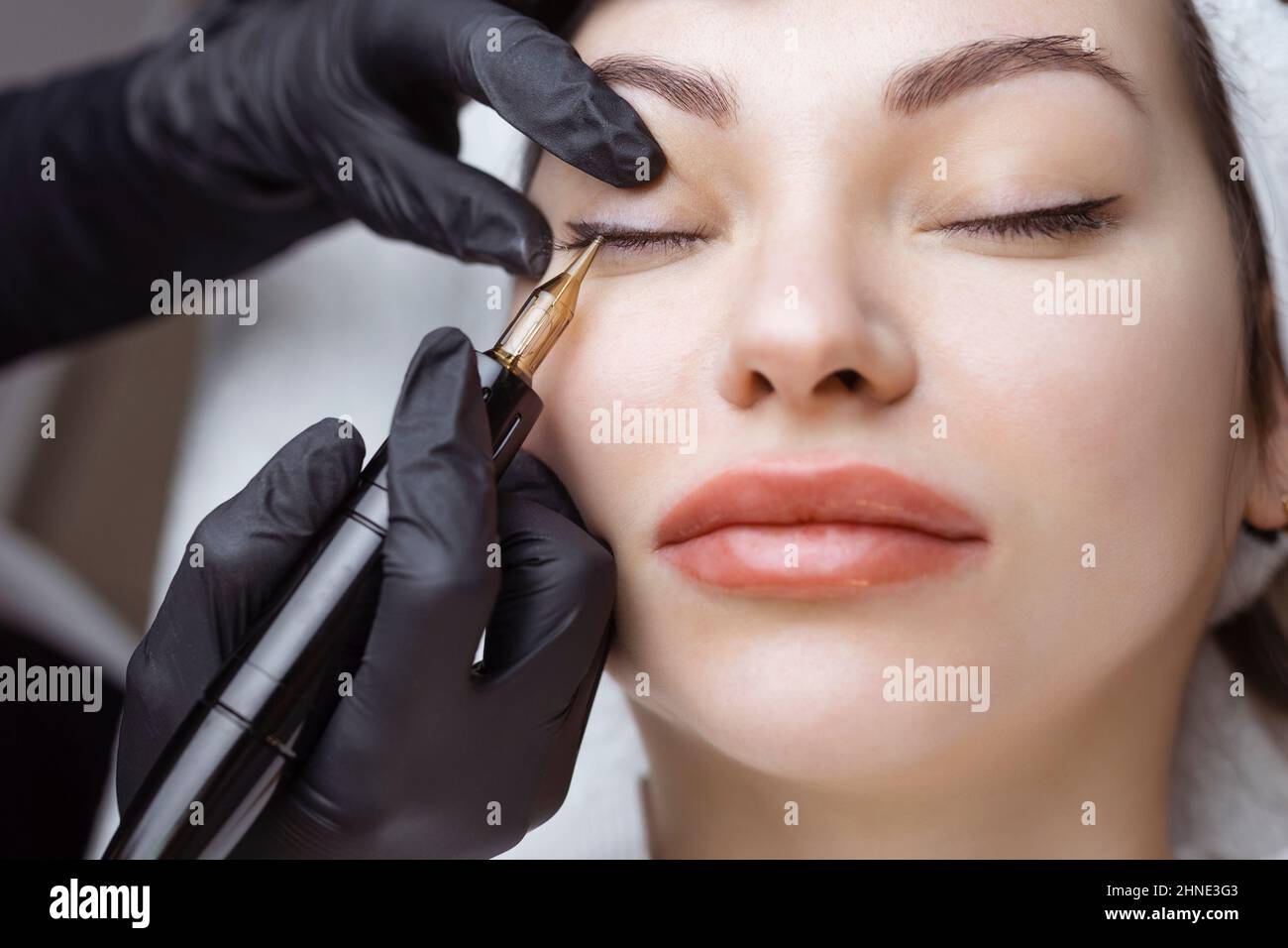 Black eye makeup hi-res stock photography and images - Alamy