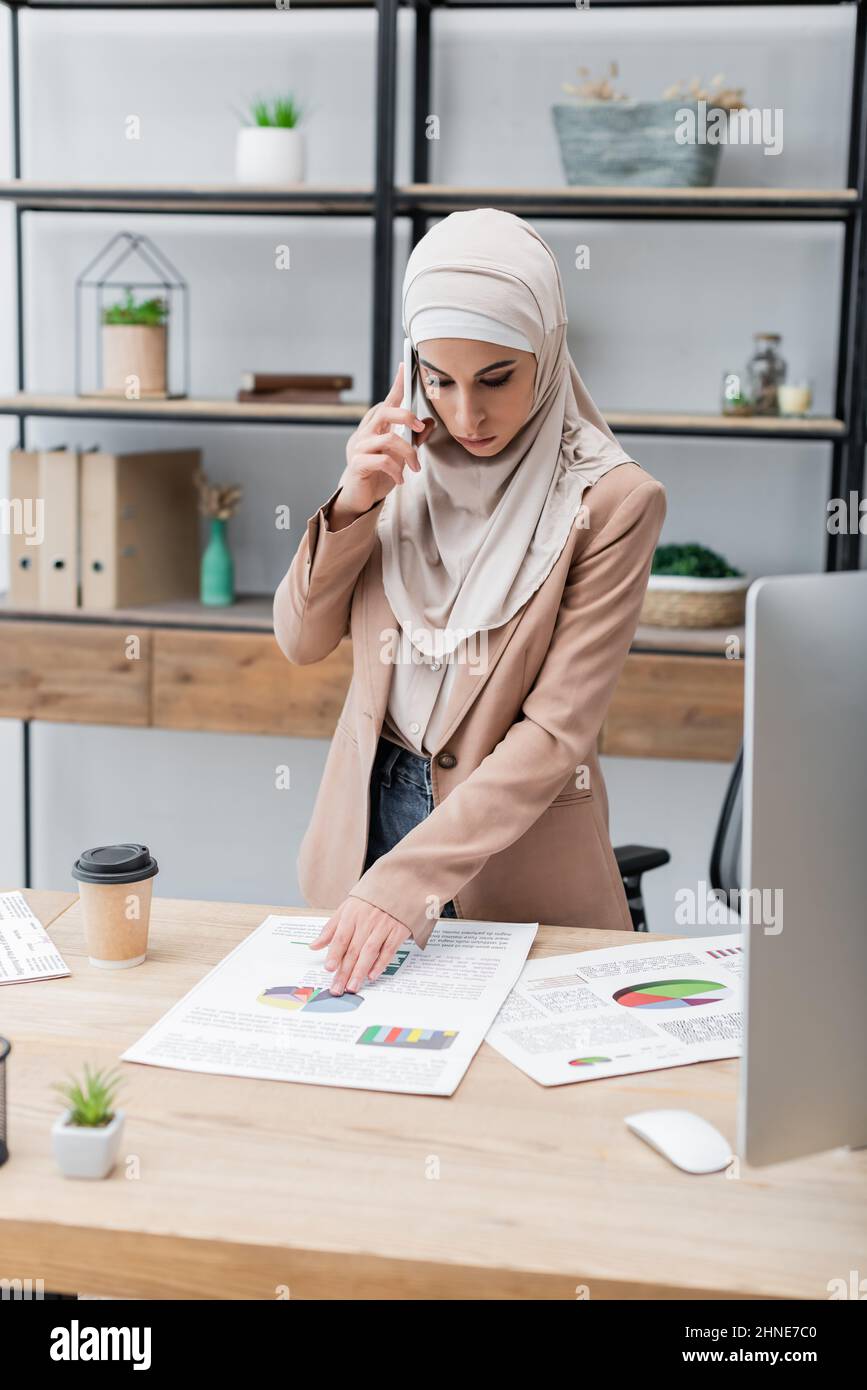 Muslim woman computer hi-res stock photography and images - Alamy