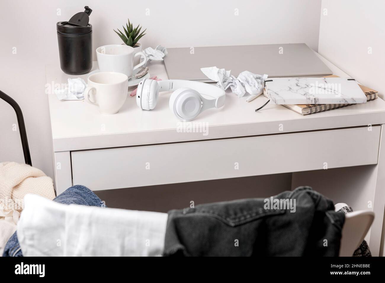 Untidy table hi-res stock photography and images - Alamy