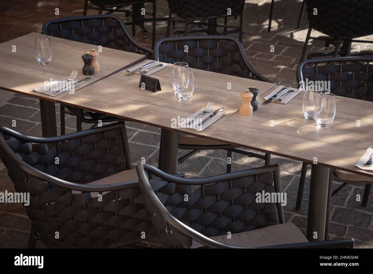 outdoor restaurant table Stock Photo - Alamy