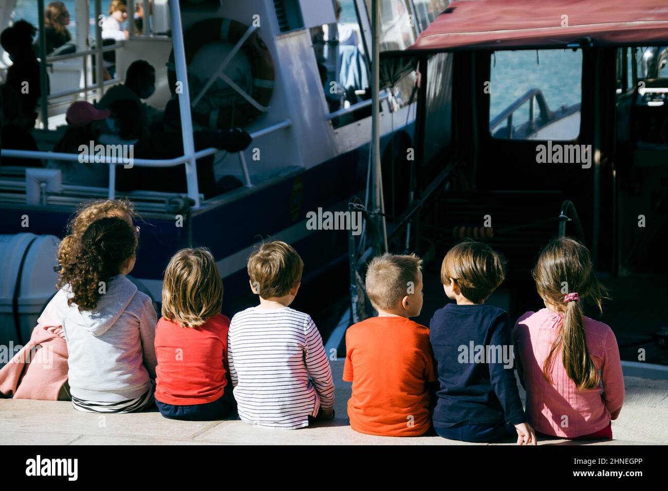 Children watching boat hi-res stock photography and images - Alamy