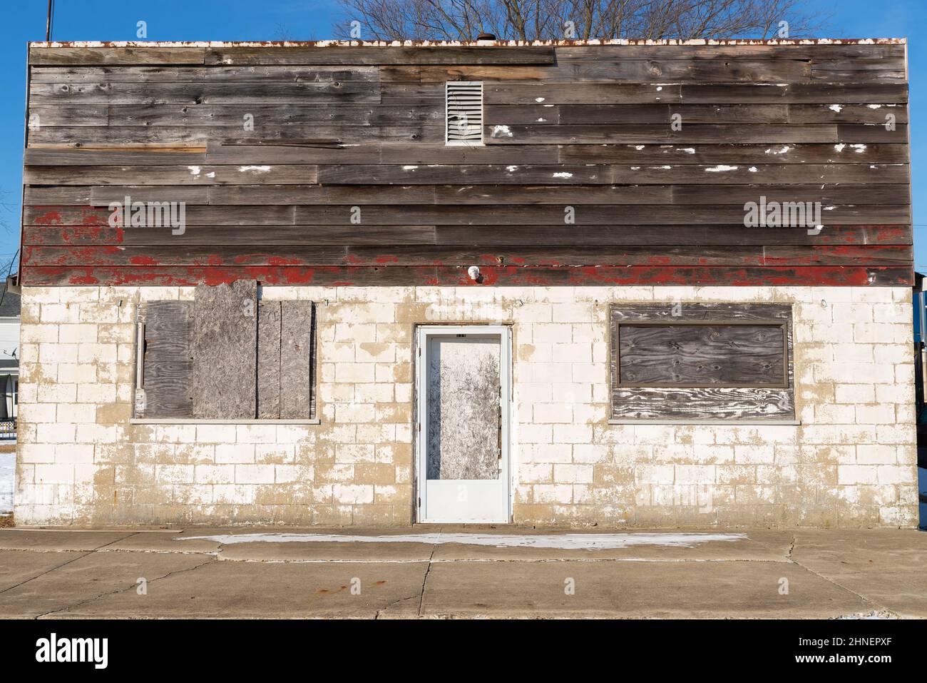 Abandoned storefront in small Midwest town Stock Photo - Alamy