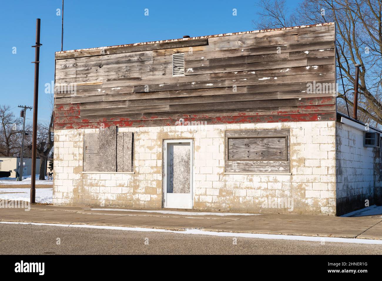 Abandoned storefront in small Midwest town Stock Photo - Alamy