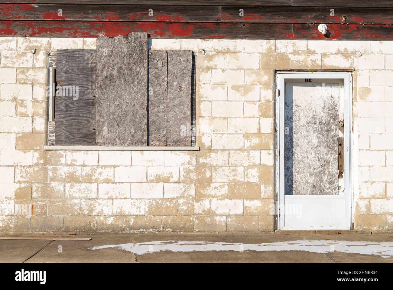 Abandoned storefront in small Midwest town Stock Photo - Alamy