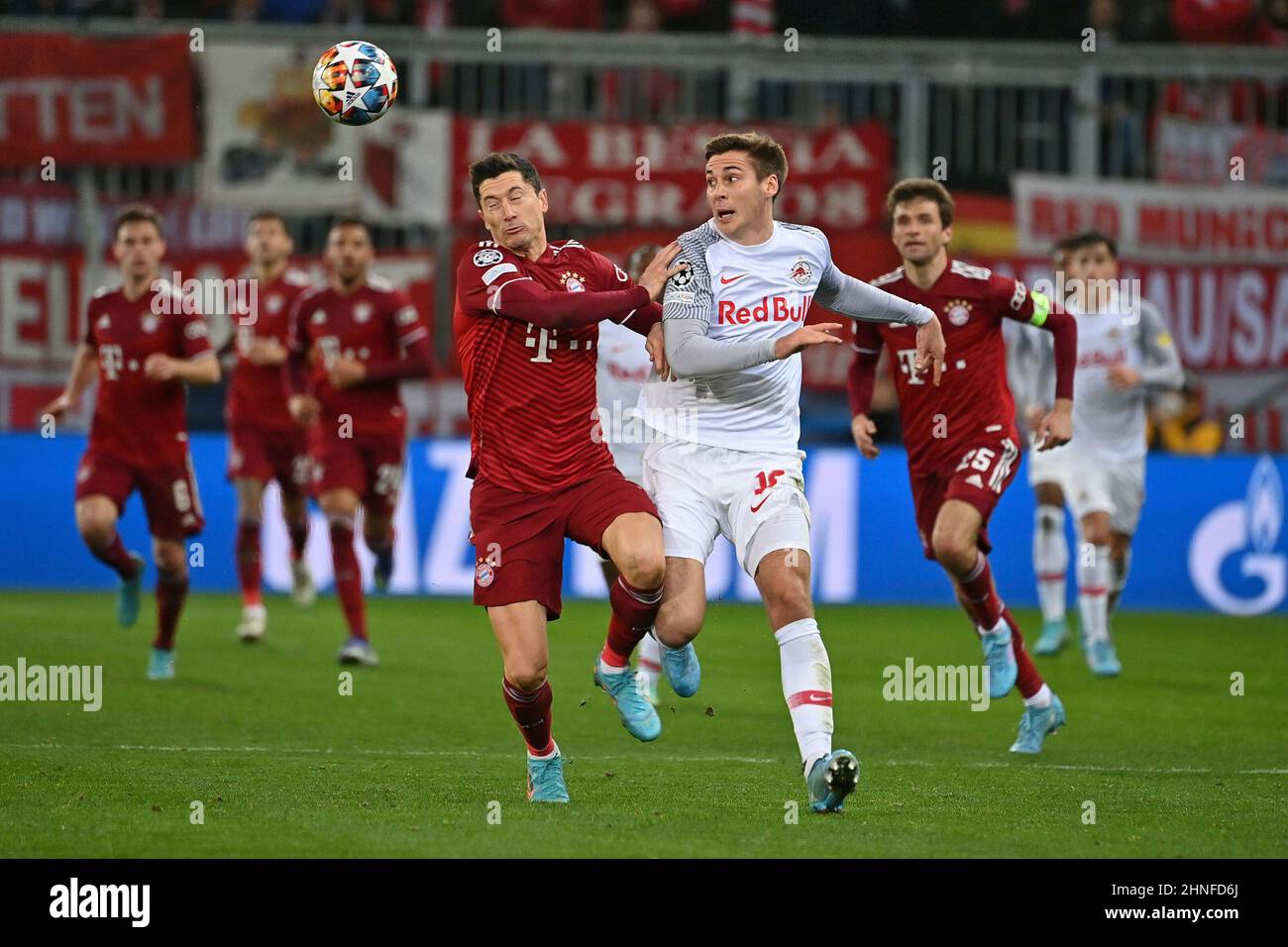 Robert LEWANDOWSKI (FC Bayern Munich), action, duels versus Maximilian ...