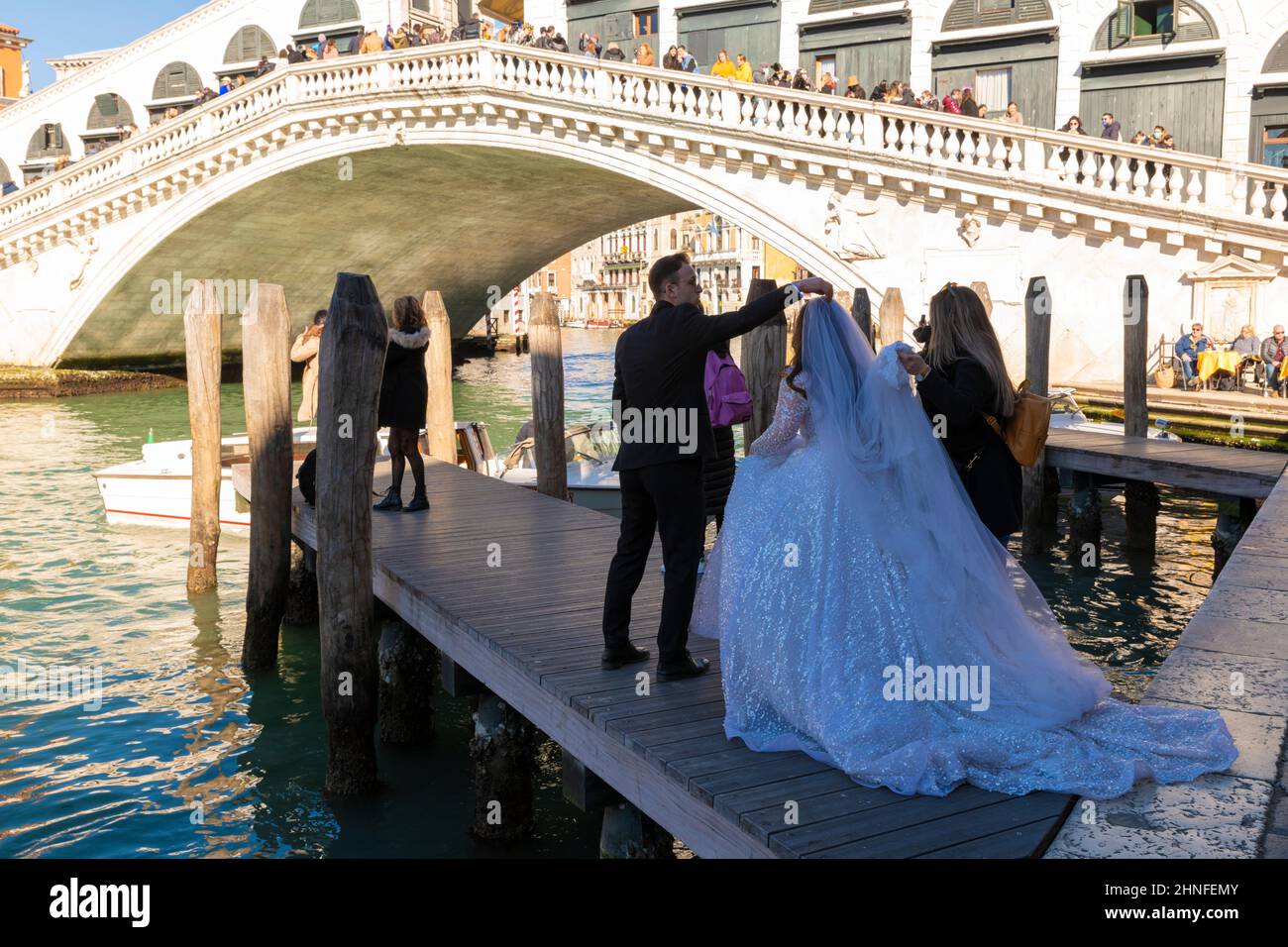 Beside rialto bridge hi-res stock photography and images - Alamy