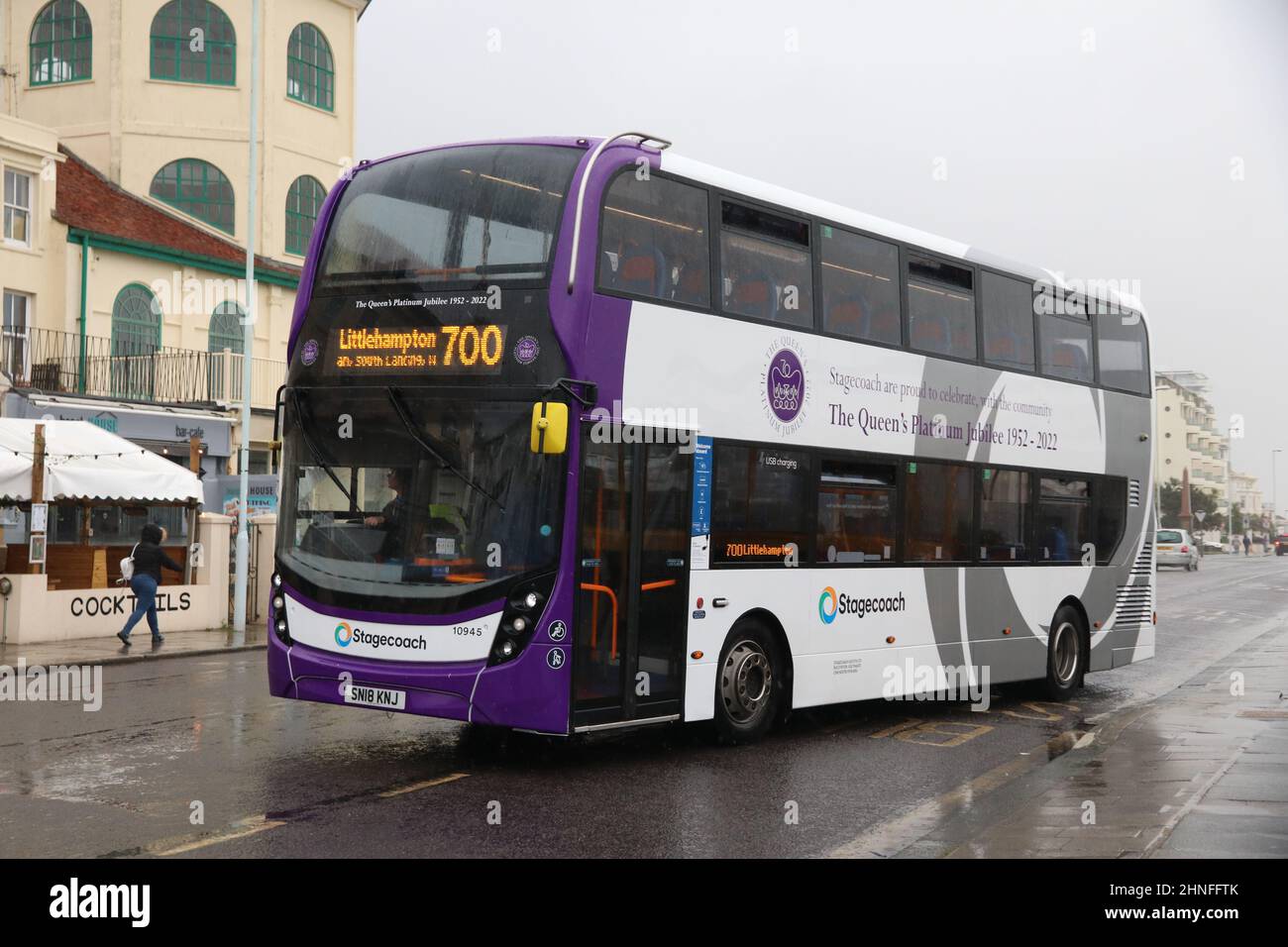 Queen's platinum jubilee bus hi-res stock photography and images - Alamy