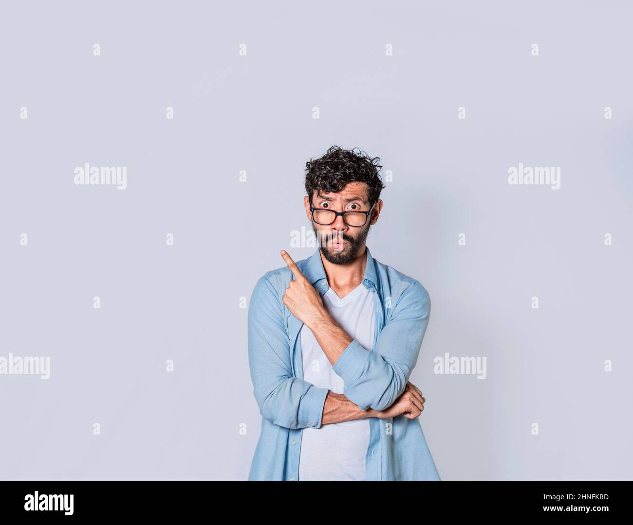 Shocked young man with new idea, shocked guy pointing finger up Stock ...