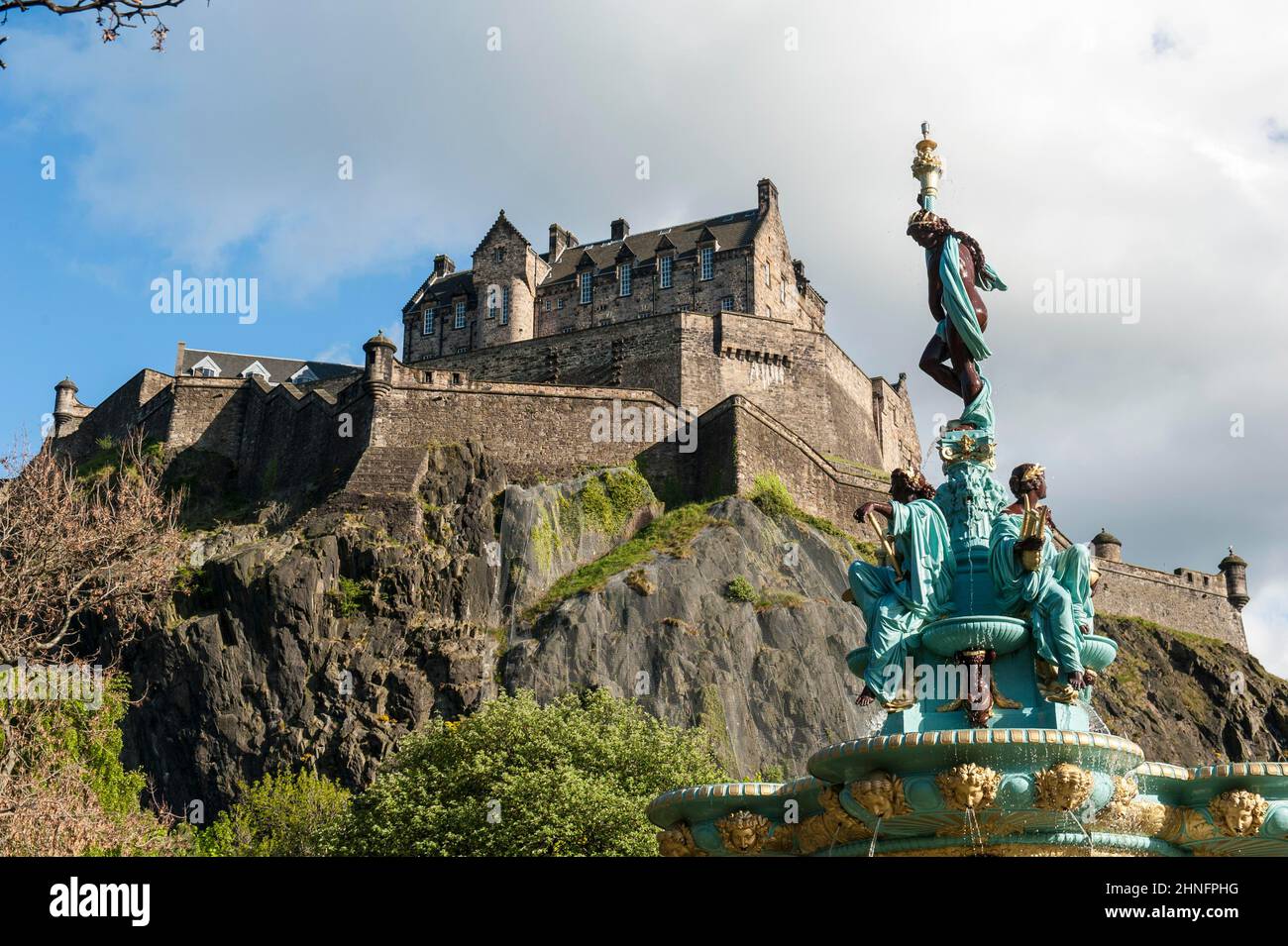Edinburgh castle water fountain edinburgh hi-res stock photography and ...